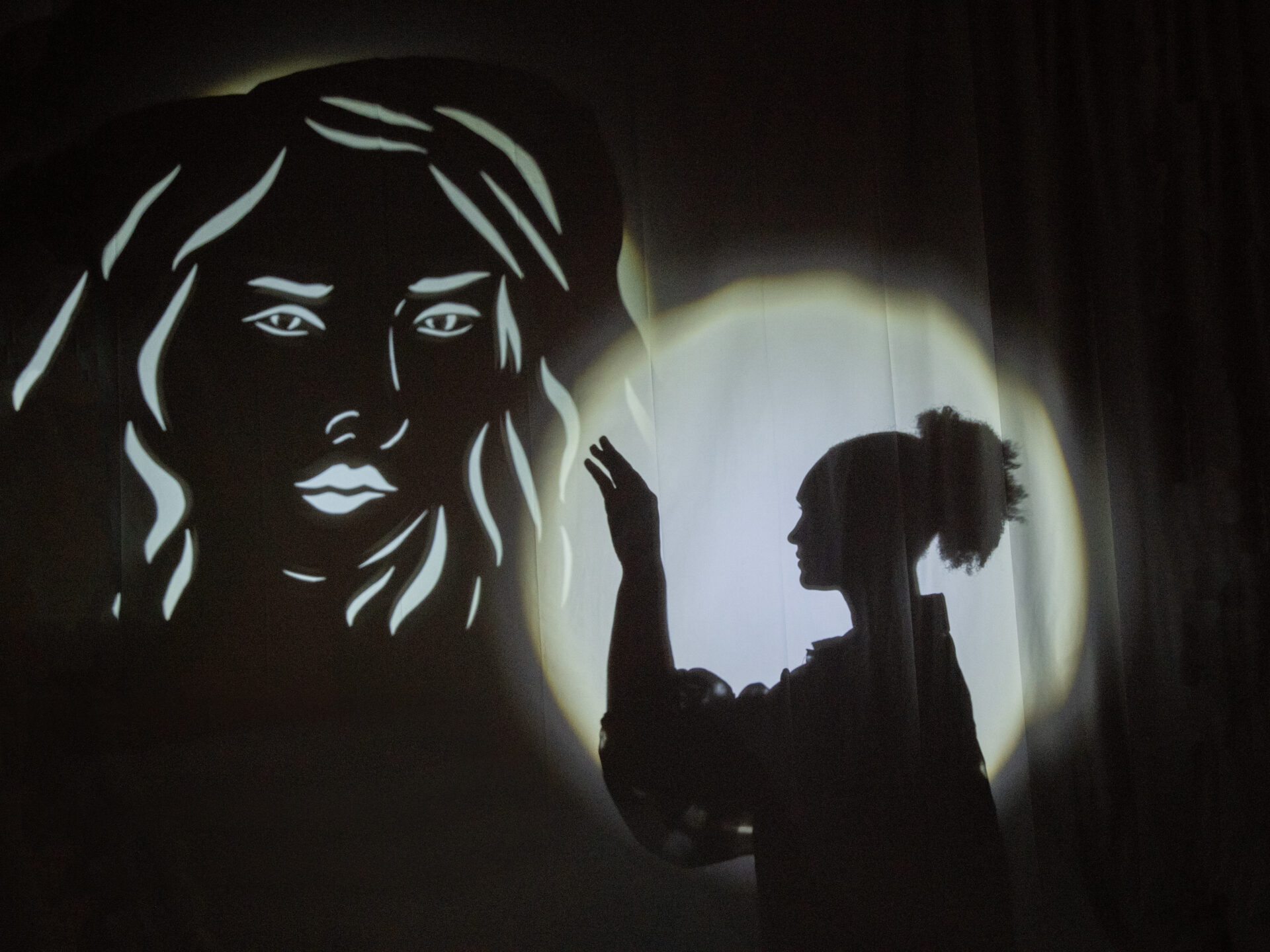 La MaMa Experimental Theatre Club Apresenta a Estreia Mundial de Mia M ...